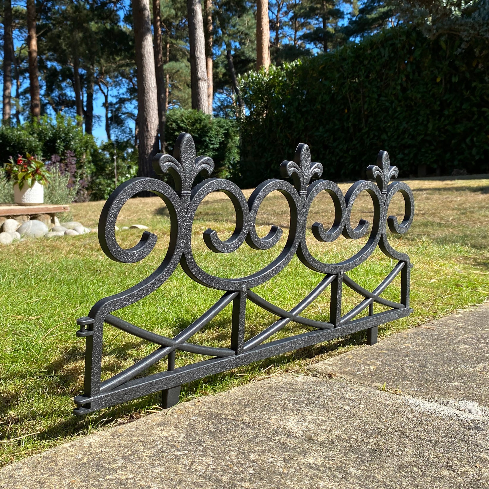 Fleur de Lys Black Plastic Garden Lawn Edging (60cm x 32cm) - 20 Panel ...